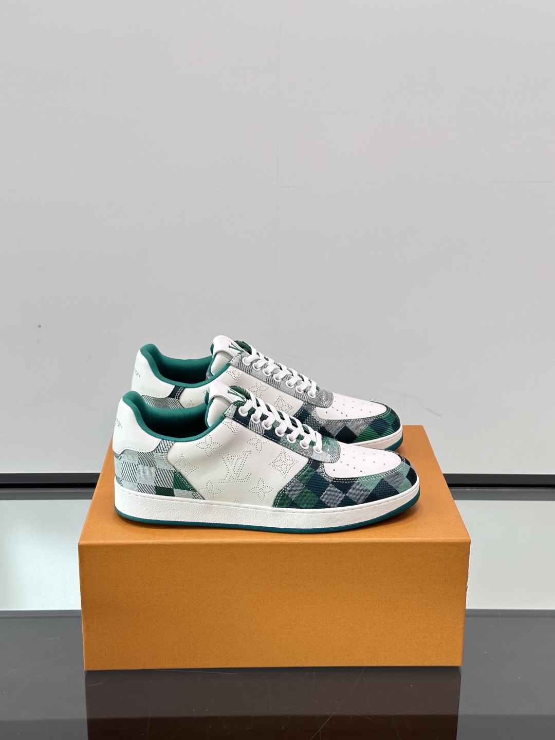 Louis Vuitton LV Trainer Sneaker Menâ€™s Shoes White and Green ...